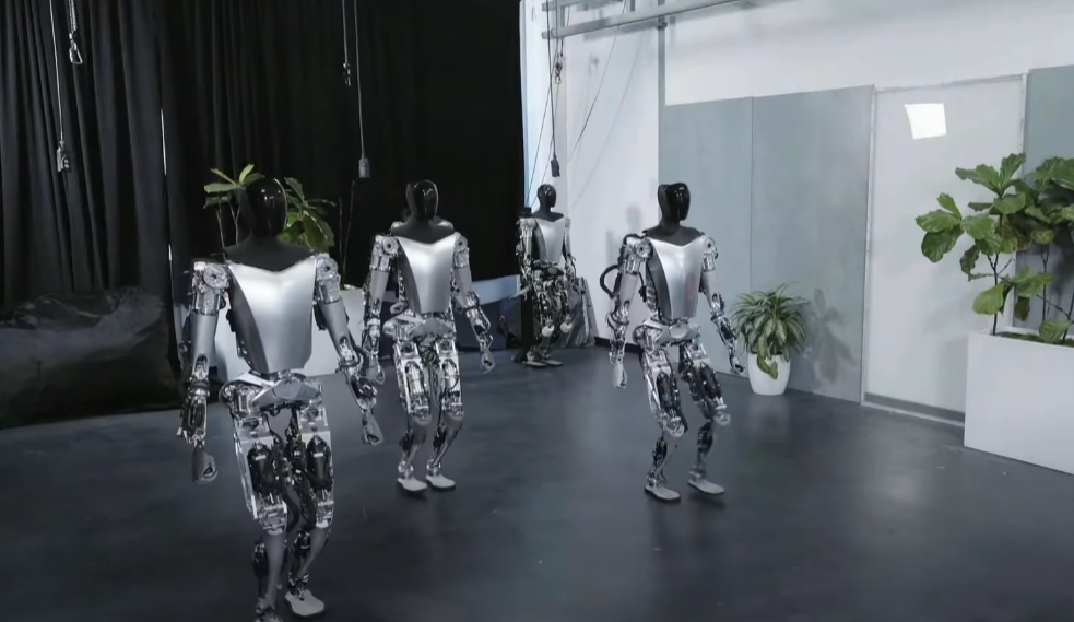 Elon Musk’s Tesla Robot Masters Laundry Folding in Jaw-Dropping ...