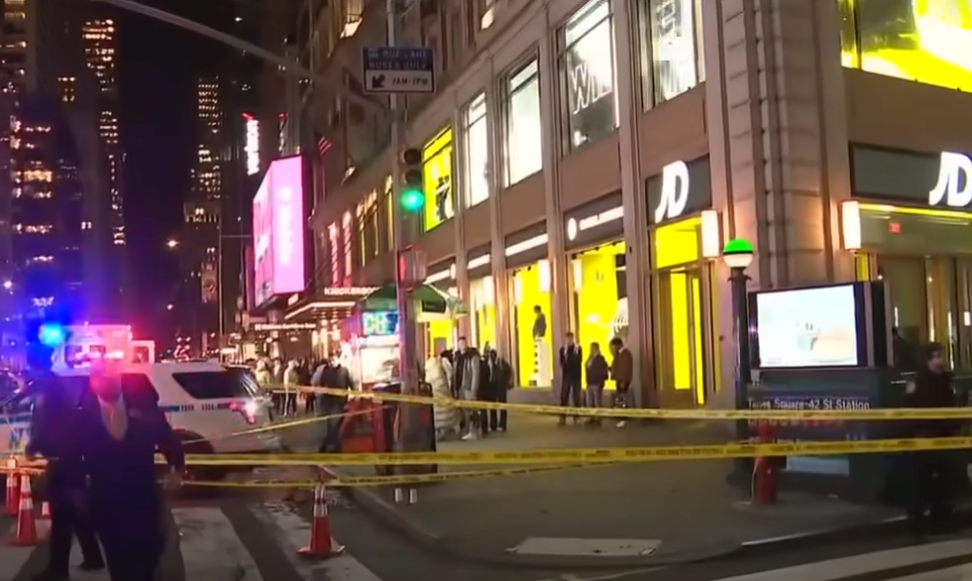 New York Nightmare: Shoplifters Open Fire in Times Square, Tourists ...